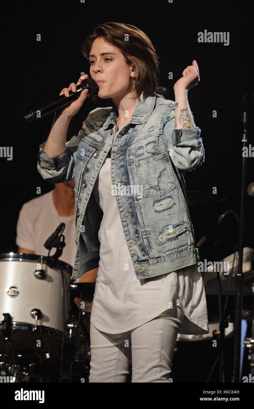 FORT LAUDERDALE, FL - NOVEMBER 16: Tegan Quin and Sara Quin of Tegan ...