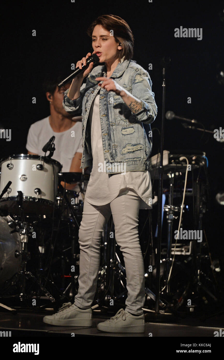 FORT LAUDERDALE, FL - NOVEMBER 16: Tegan Quin and Sara Quin of Tegan ...