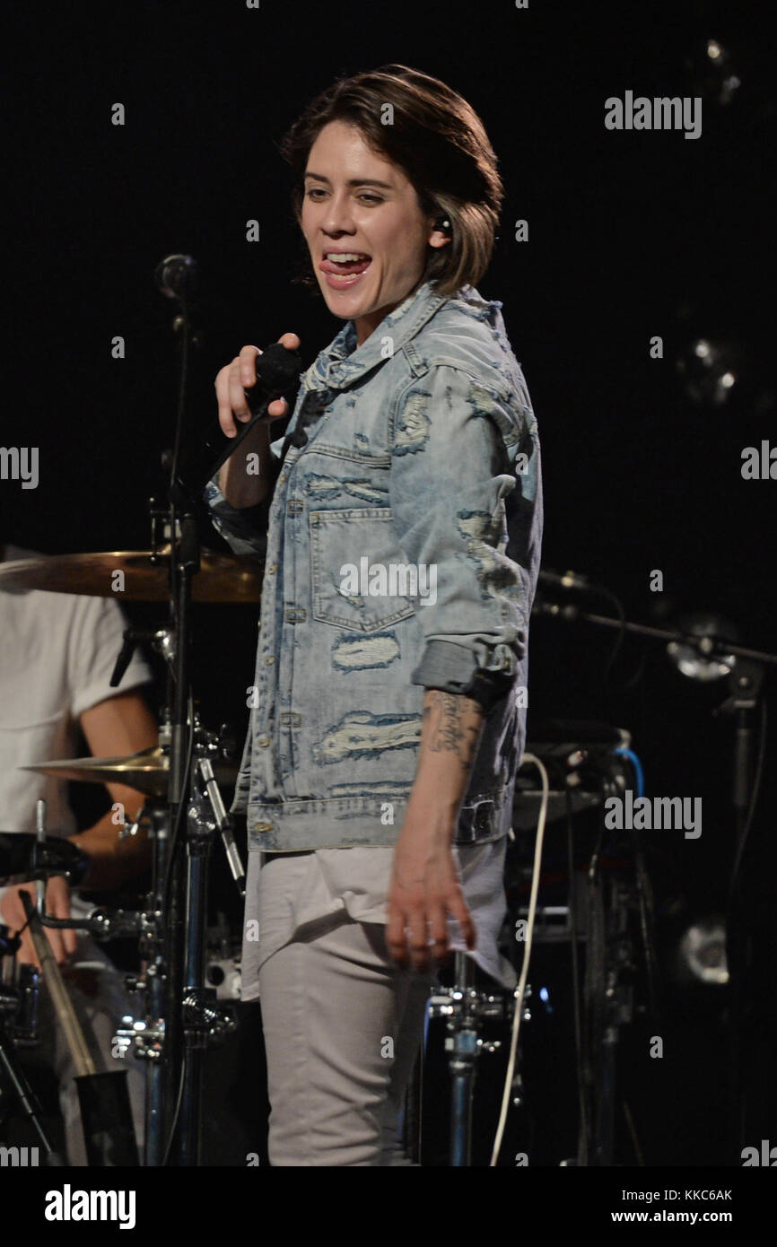 FORT LAUDERDALE, FL - NOVEMBER 16: Tegan Quin and Sara Quin of Tegan ...