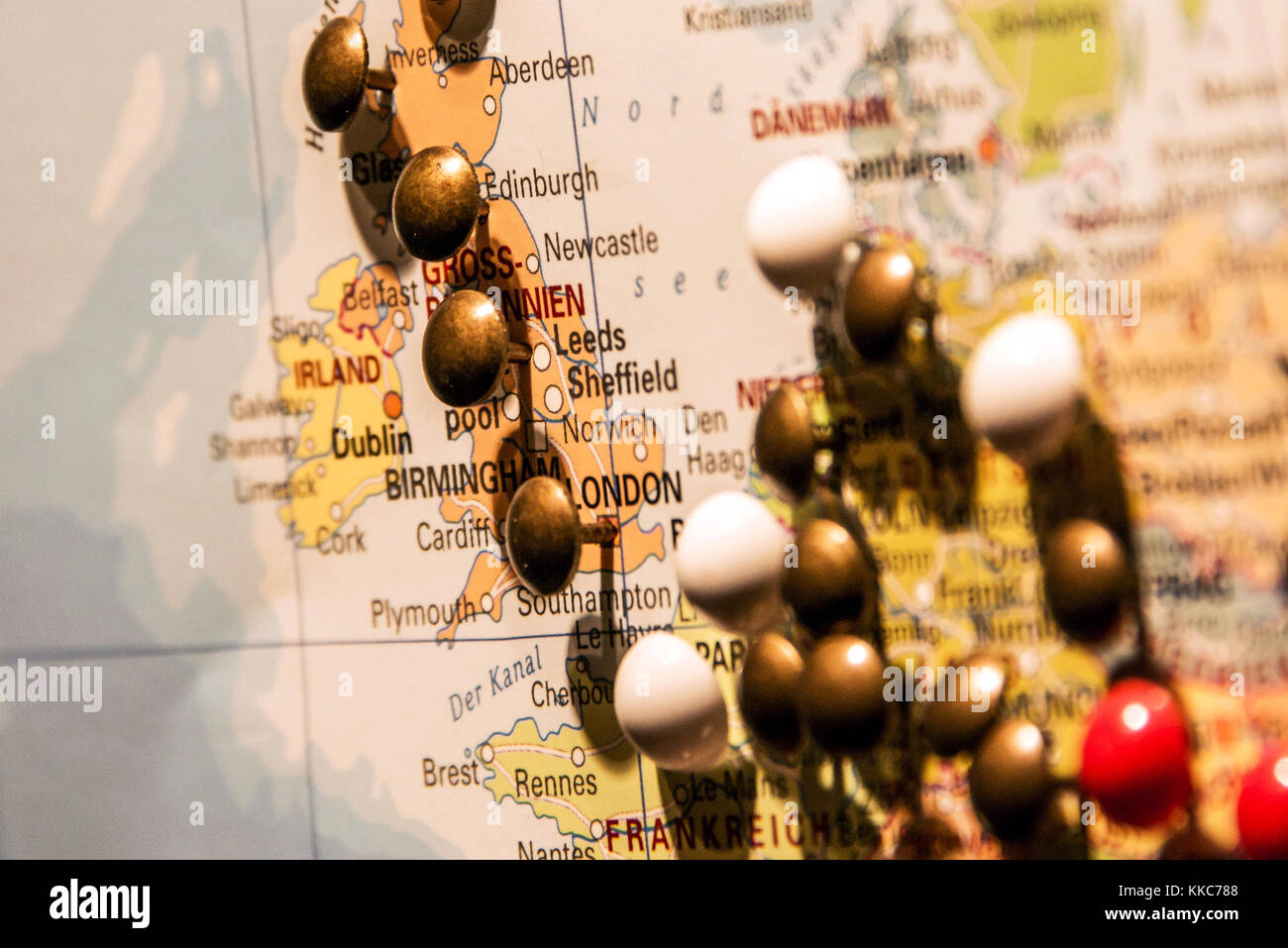 Pushpins world map hi-res stock photography and images - Alamy