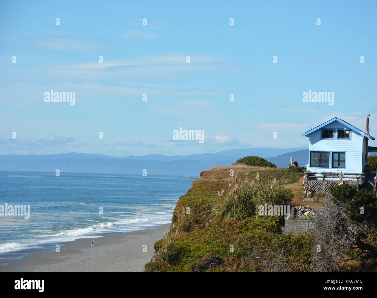 Big ocean waves house hi-res stock photography and images - Alamy