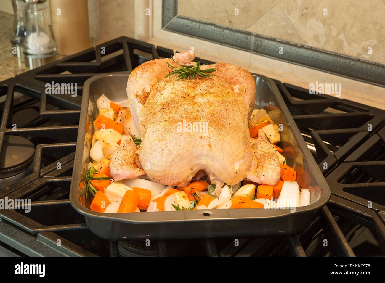 Uncooked chicken whole hi-res stock photography and images - Alamy