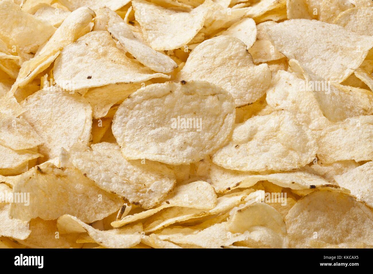 heap of fresh potato chips Stock Photo - Alamy