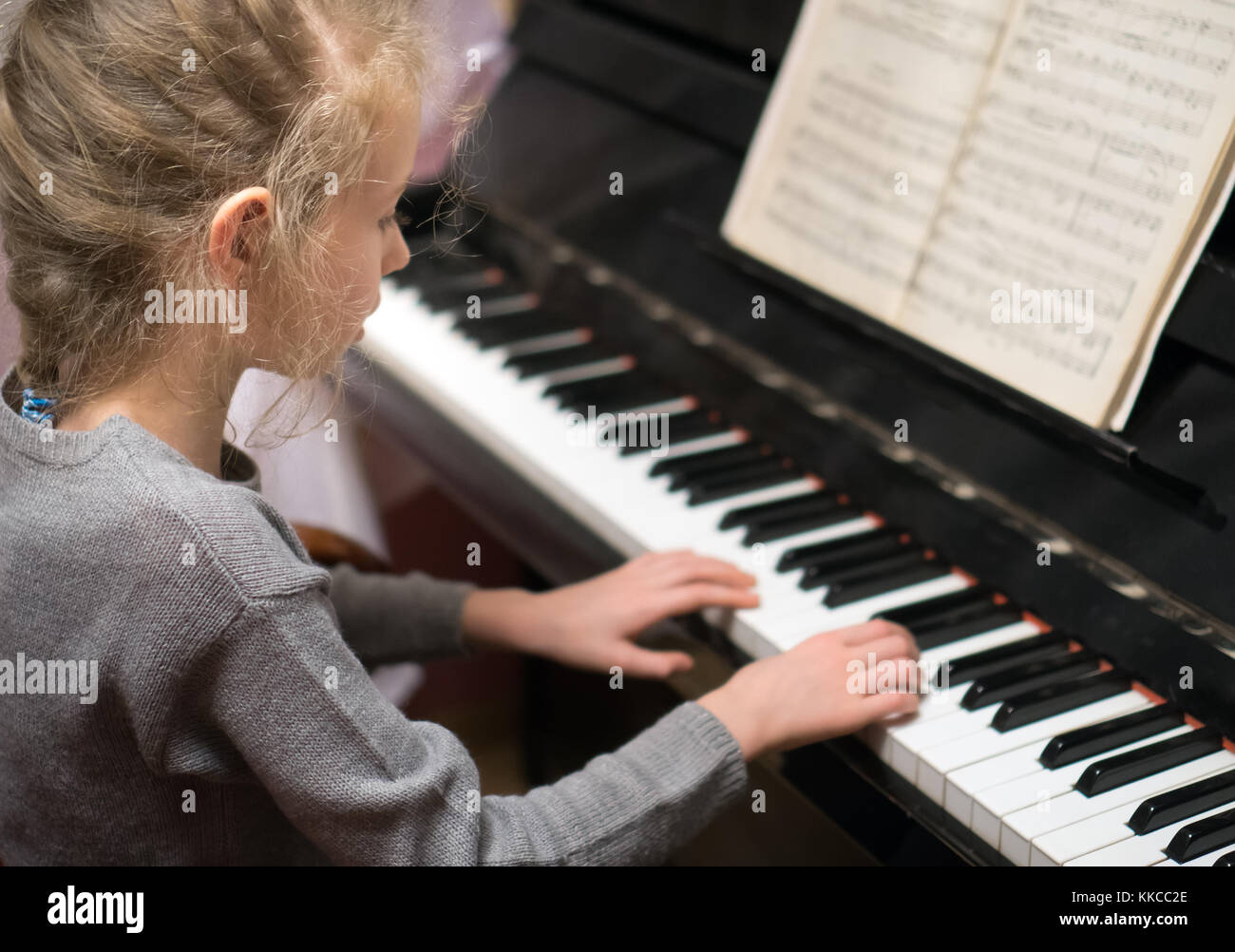 Little girl learning to play the piano Stock Photo - Alamy