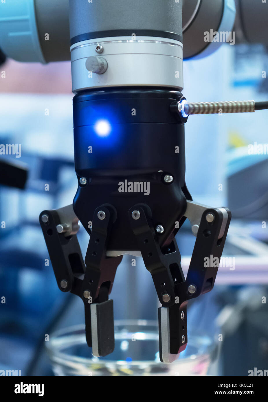 Industrial robotic arm hi-res stock photography and images - Alamy