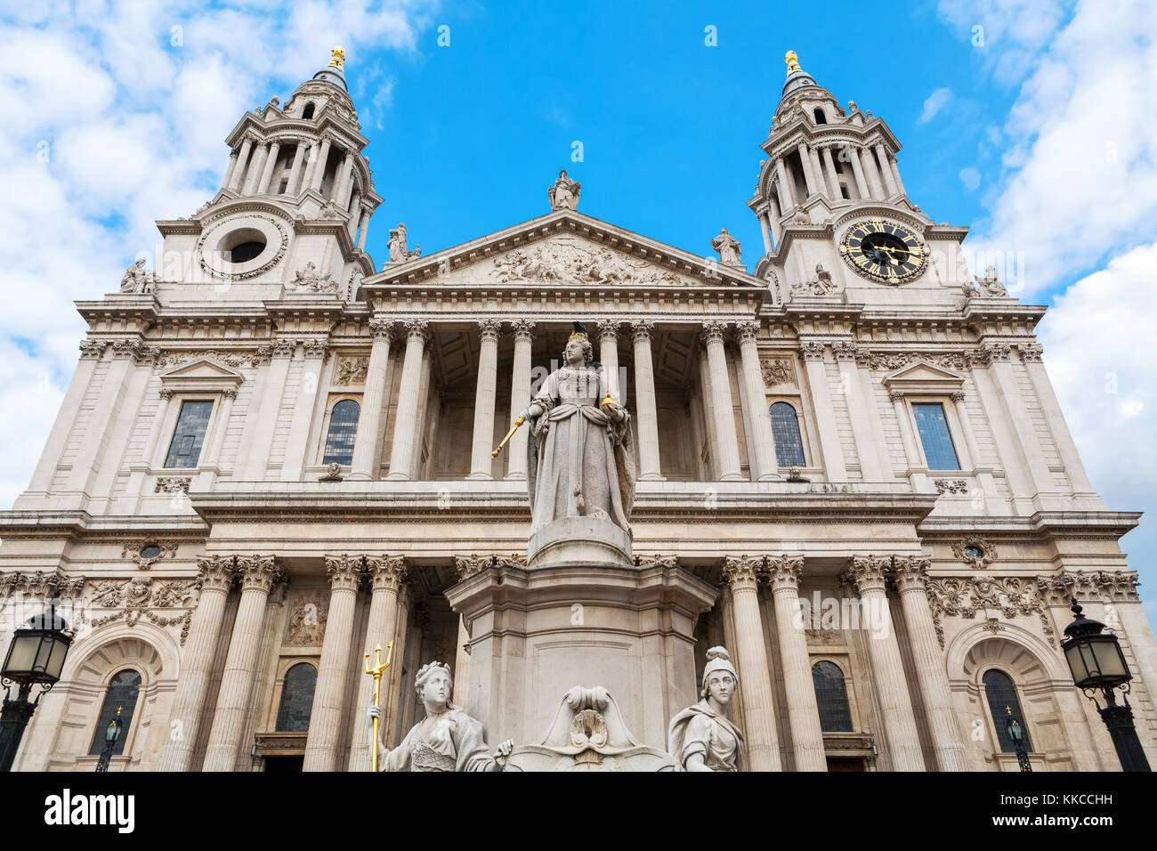 Statue of Queen Anne (1665-1714), in front of St Paul's Cathedral ...