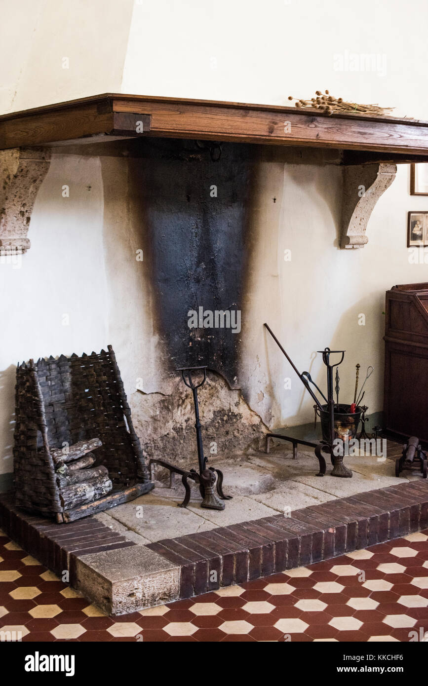 Home library fireplace hi-res stock photography and images - Alamy