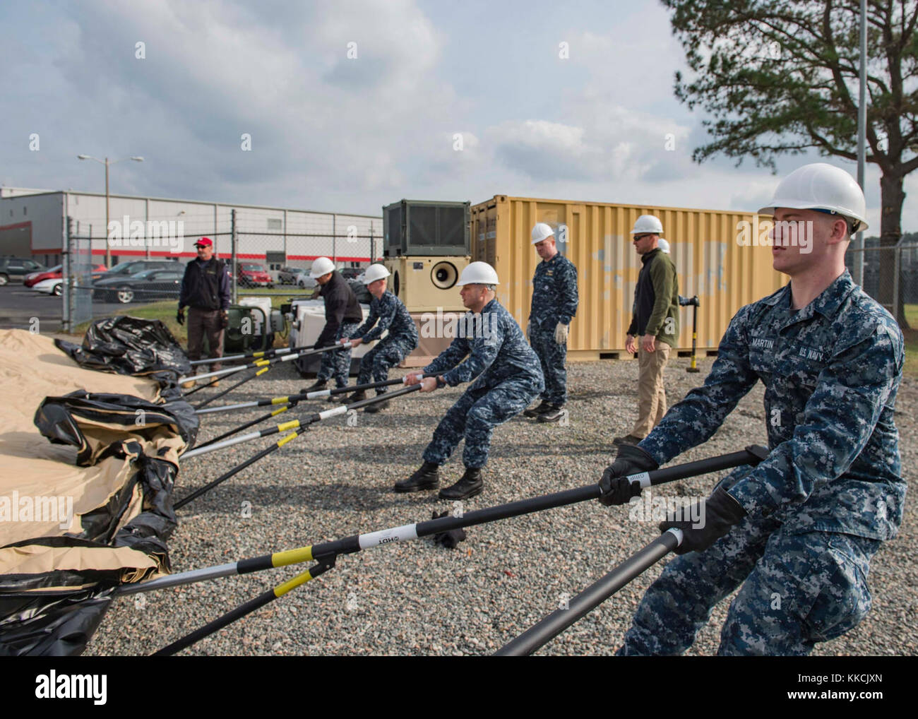 WILLIAMSBURG, Va. (Nov. 14, 2017) Sailors assemble an Expeditionary ...
