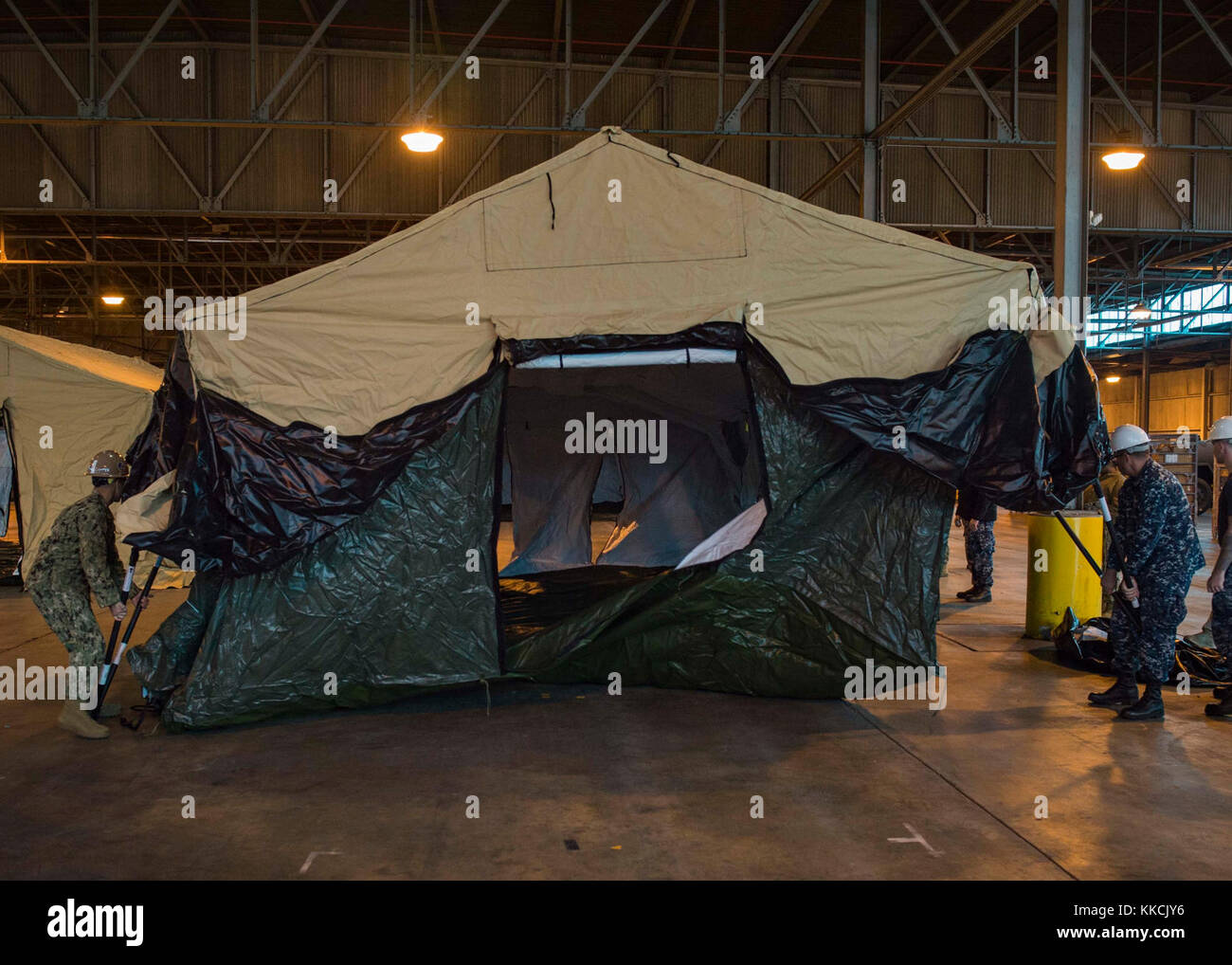 WILLIAMSBURG, Va. (Nov. 14, 2017) Sailors prepare to assemble an ...