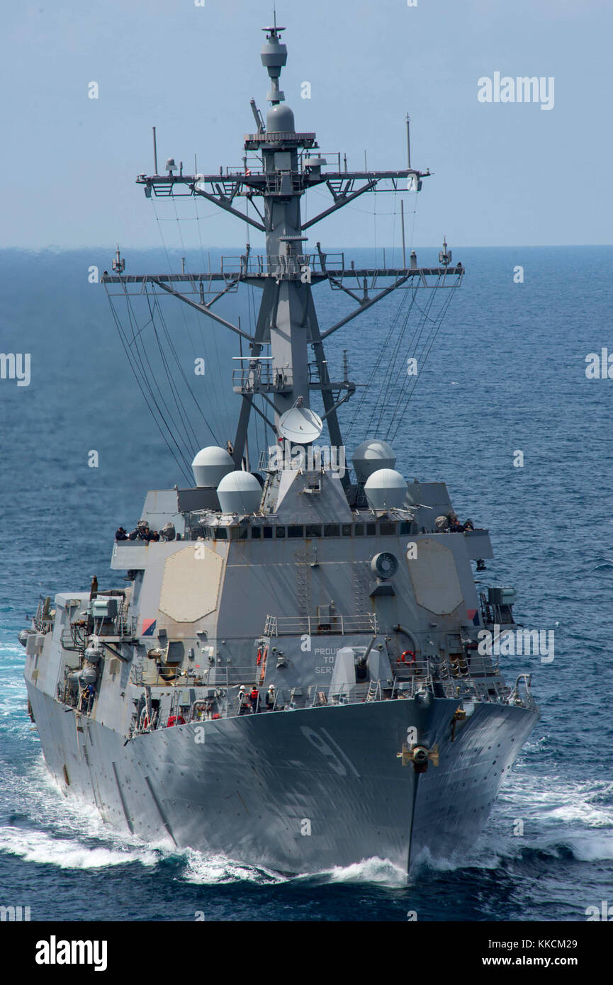 USS Pinckney (DDG 91) maneuvers and approaches the dry cargo and ...