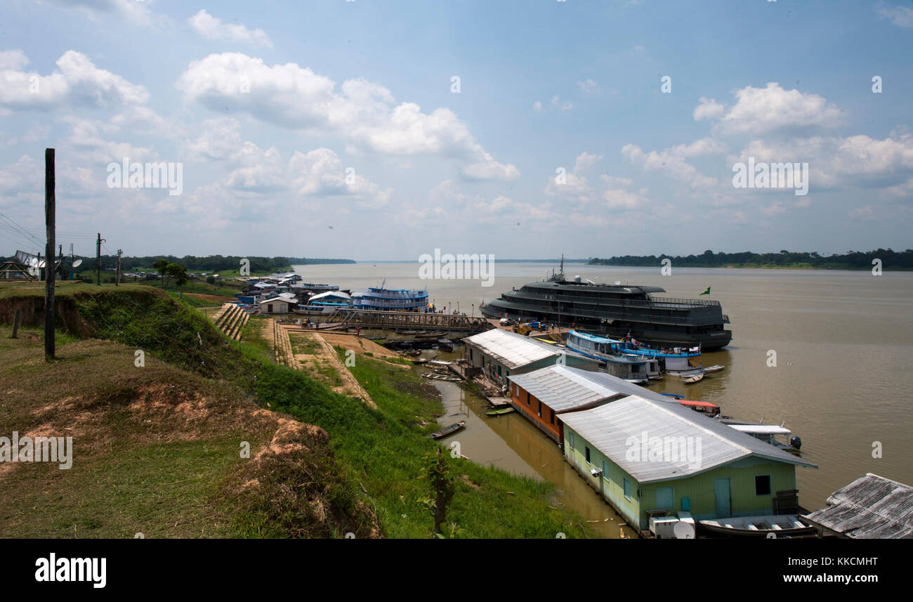 Disaster relief aid ship Stock Photo - Alamy