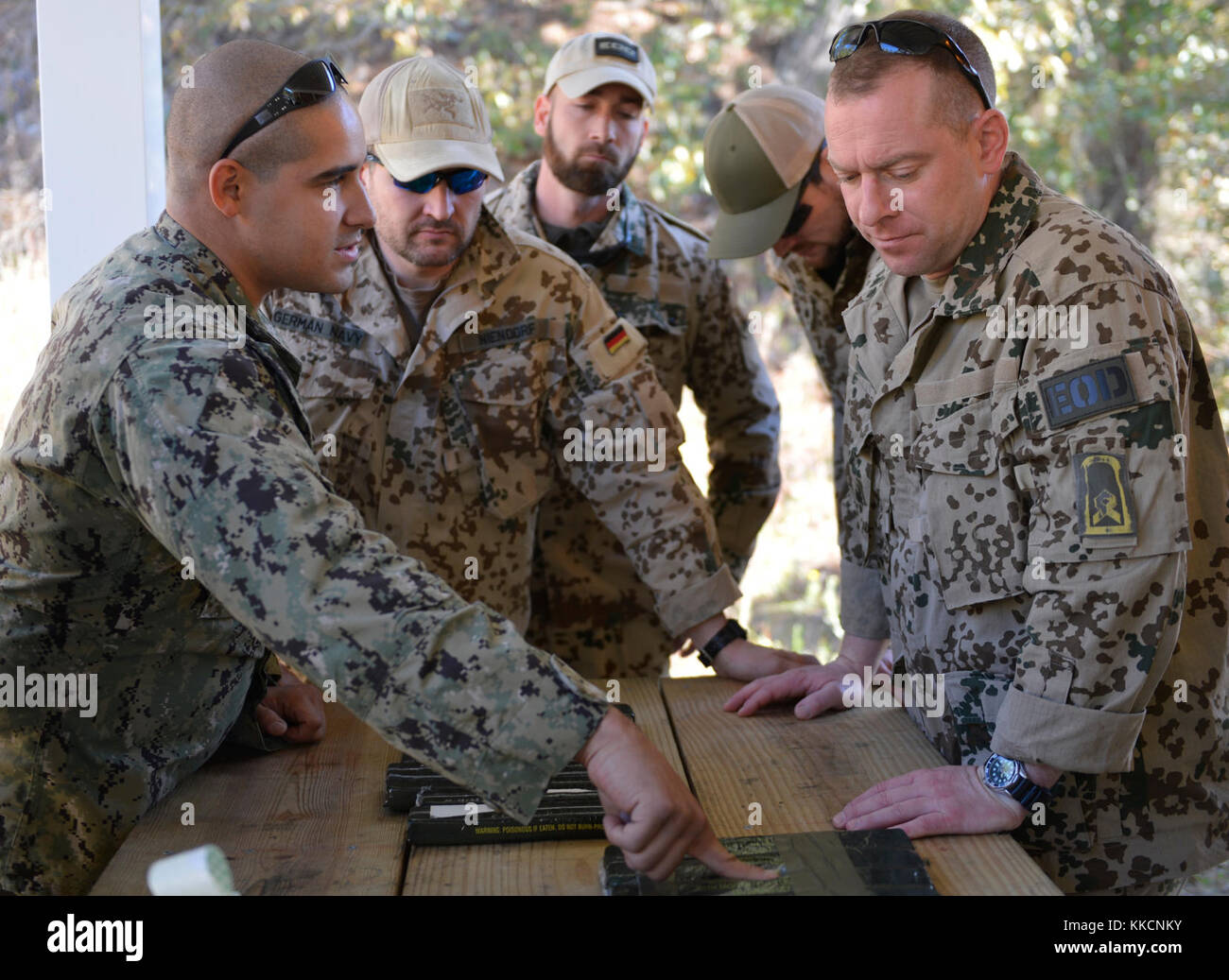 VIRGINIA BEACH, Va. (Nov. 27, 2017) An explosive ordnance disposal ...