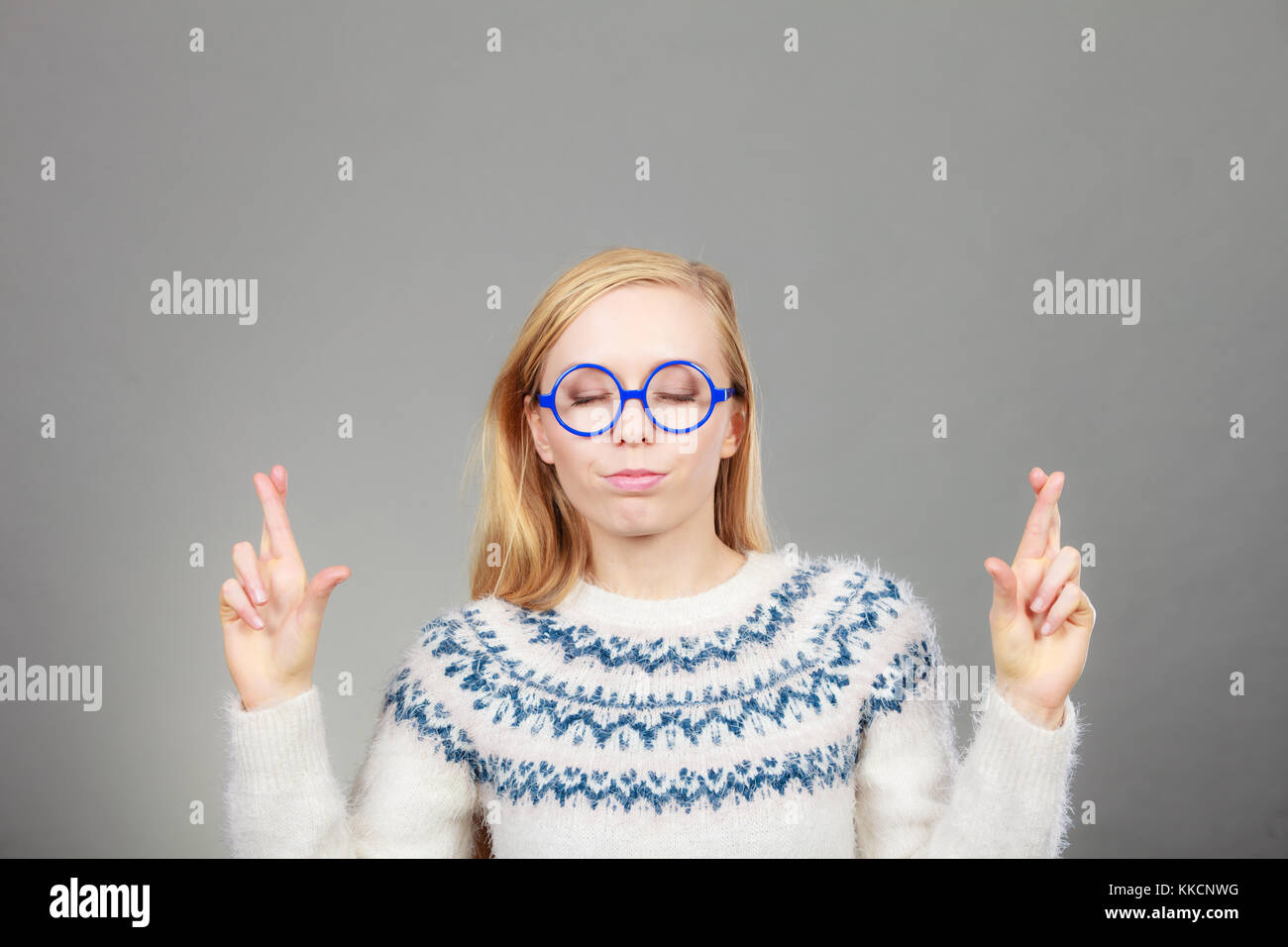 Gestures and signs concept. Teenage blonde woman making promise gesture ...