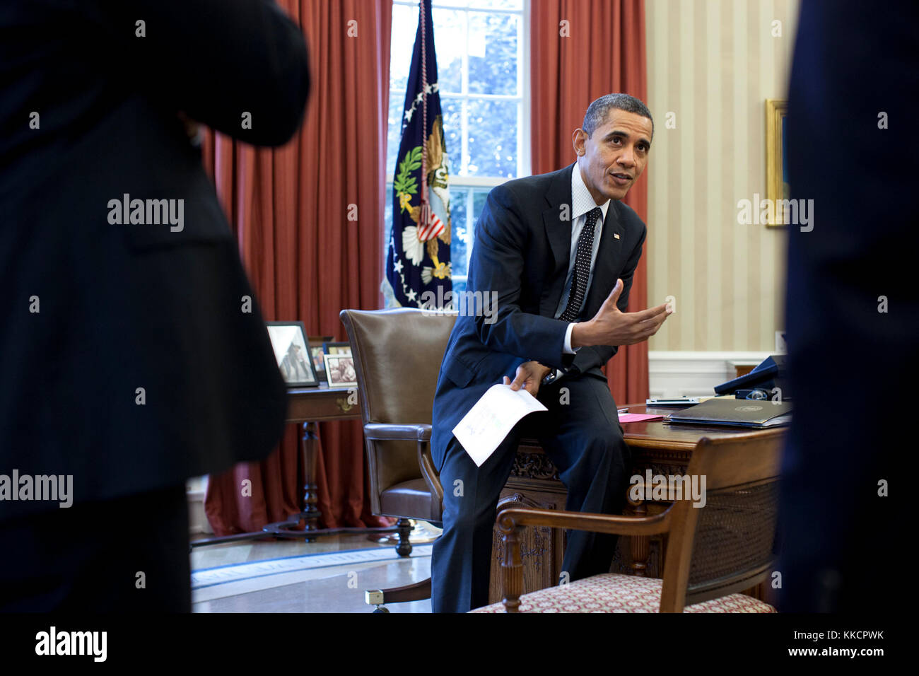 President Barack Obama talks with senior advisors in the Oval Office ...