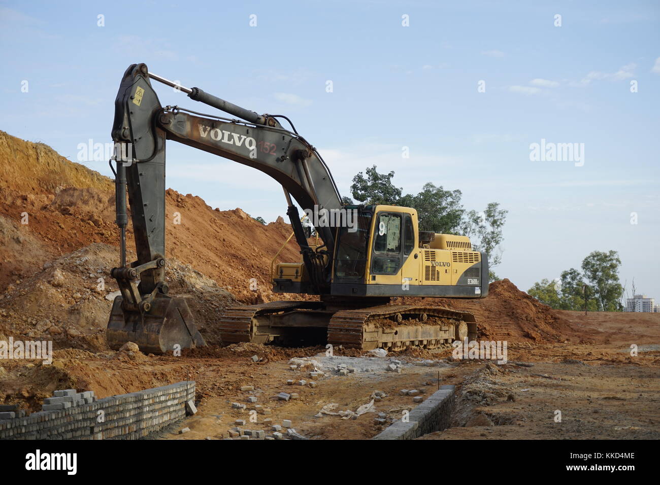 Tractor digging hi-res stock photography and images - Alamy