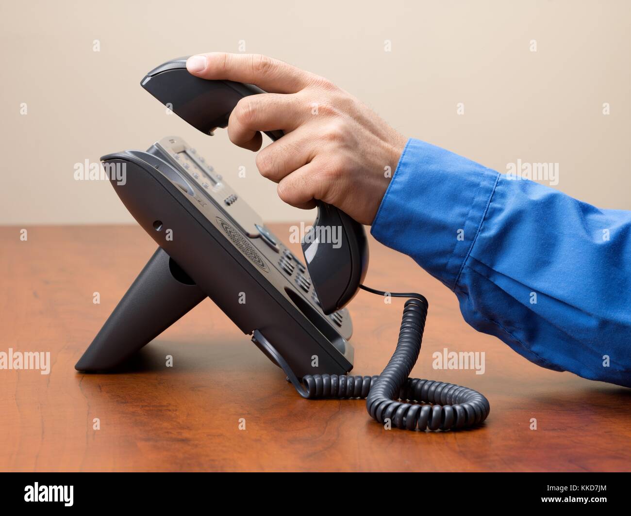 Hand holding telephone hi-res stock photography and images - Alamy