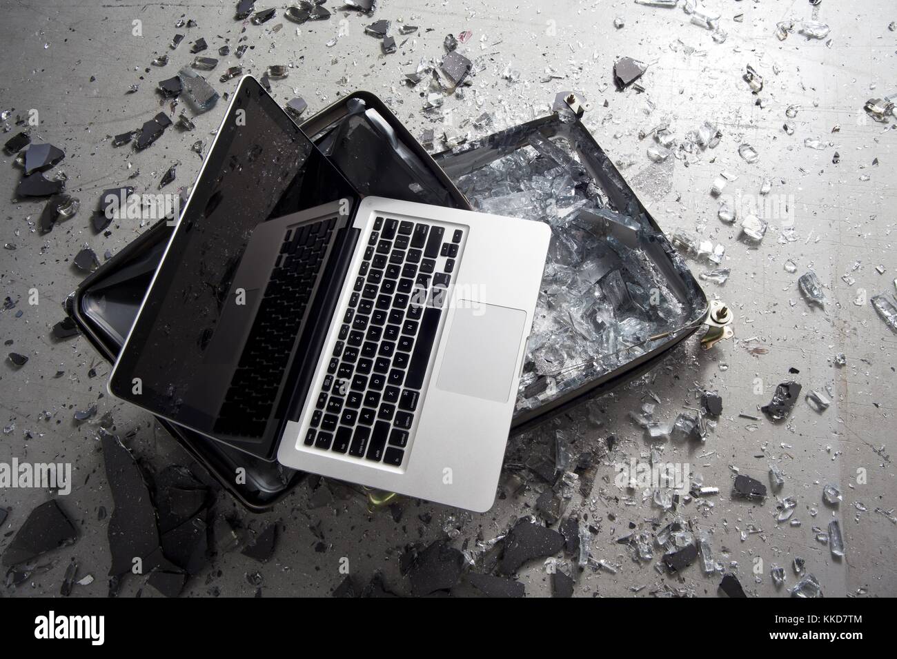 Smashed tv screen hi-res stock photography and images - Alamy