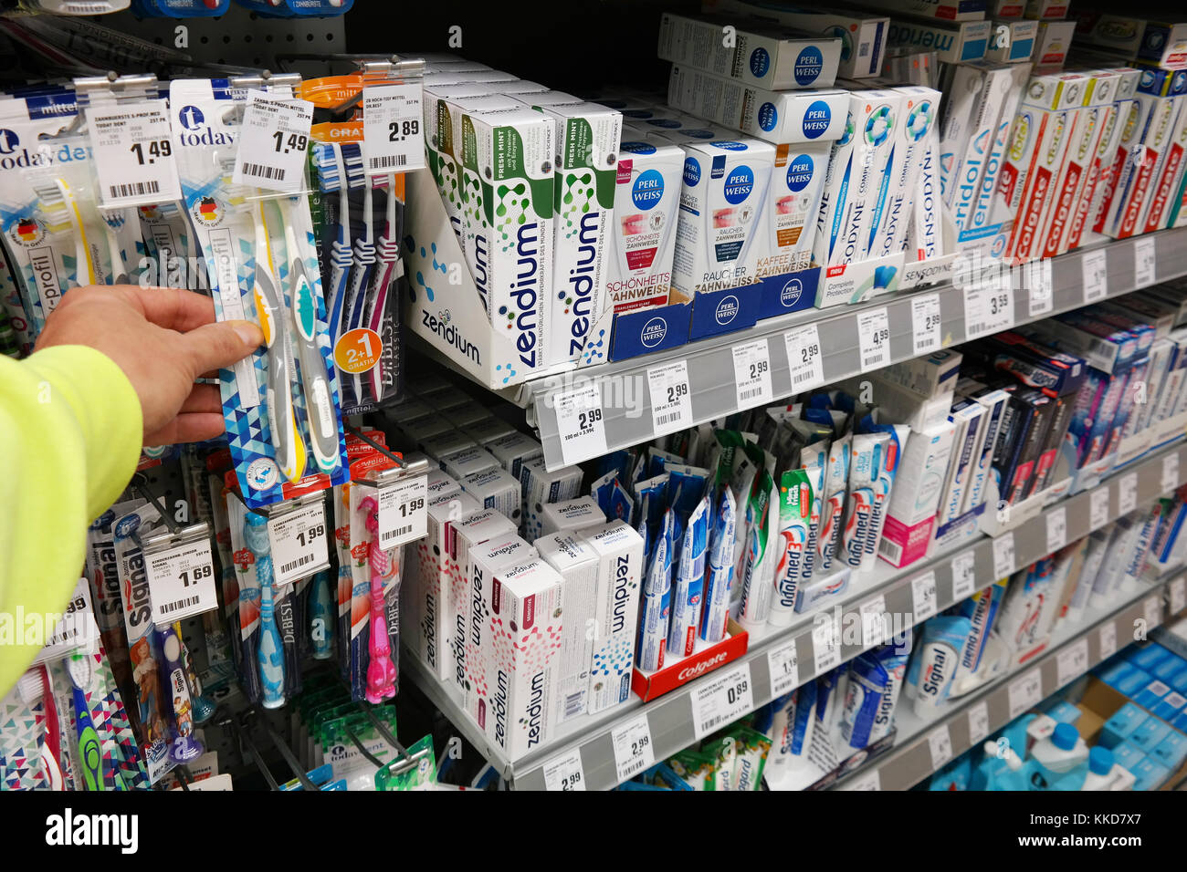 Toothpaste store shelves hi-res stock photography and images - Alamy