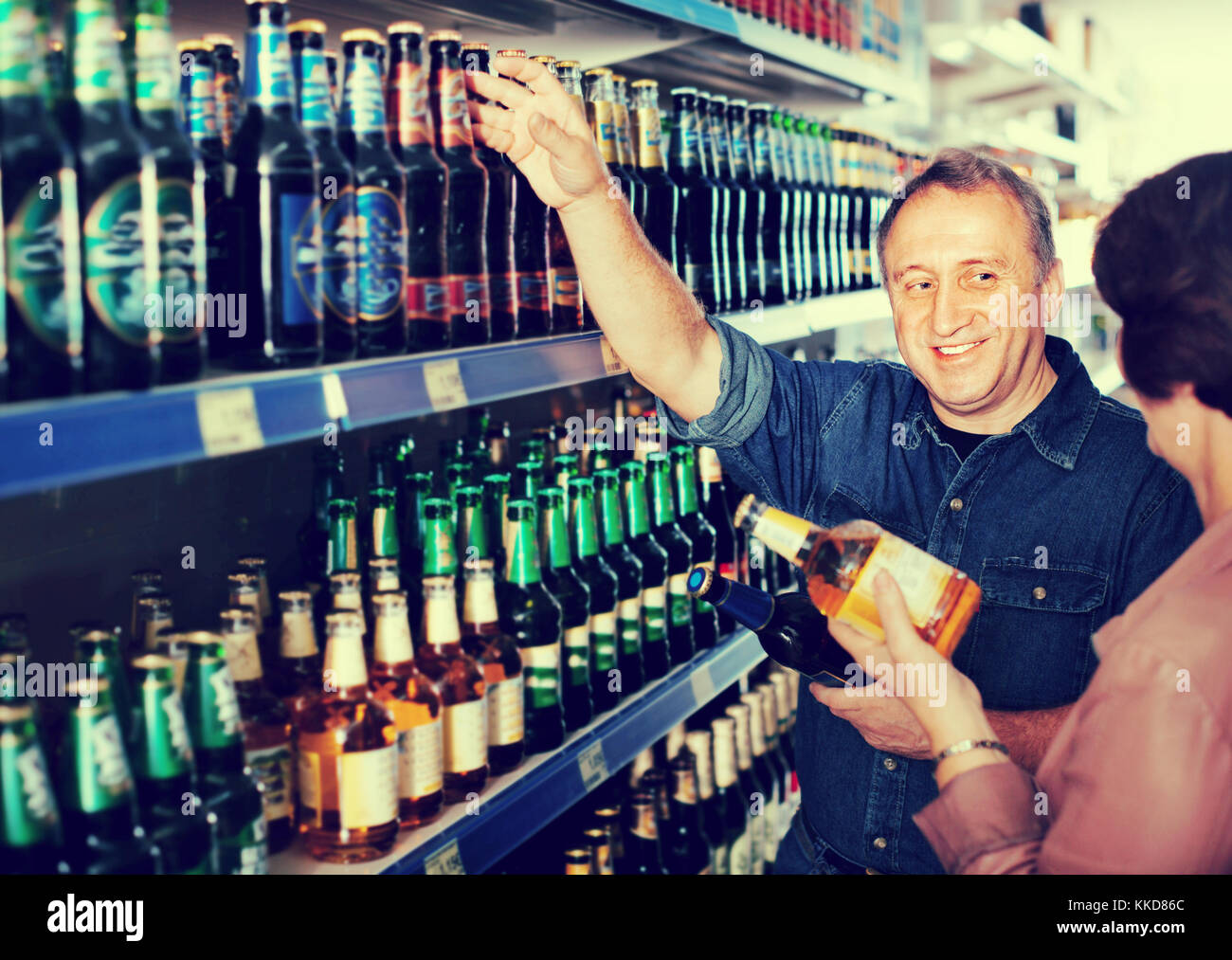 Man buying beer supermarket hi-res stock photography and images - Alamy