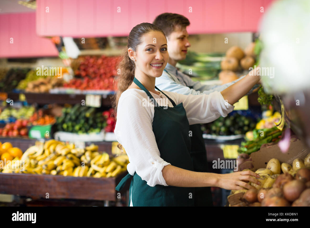 workers selling fresh fruits and vegetables on market Stock Photo - Alamy