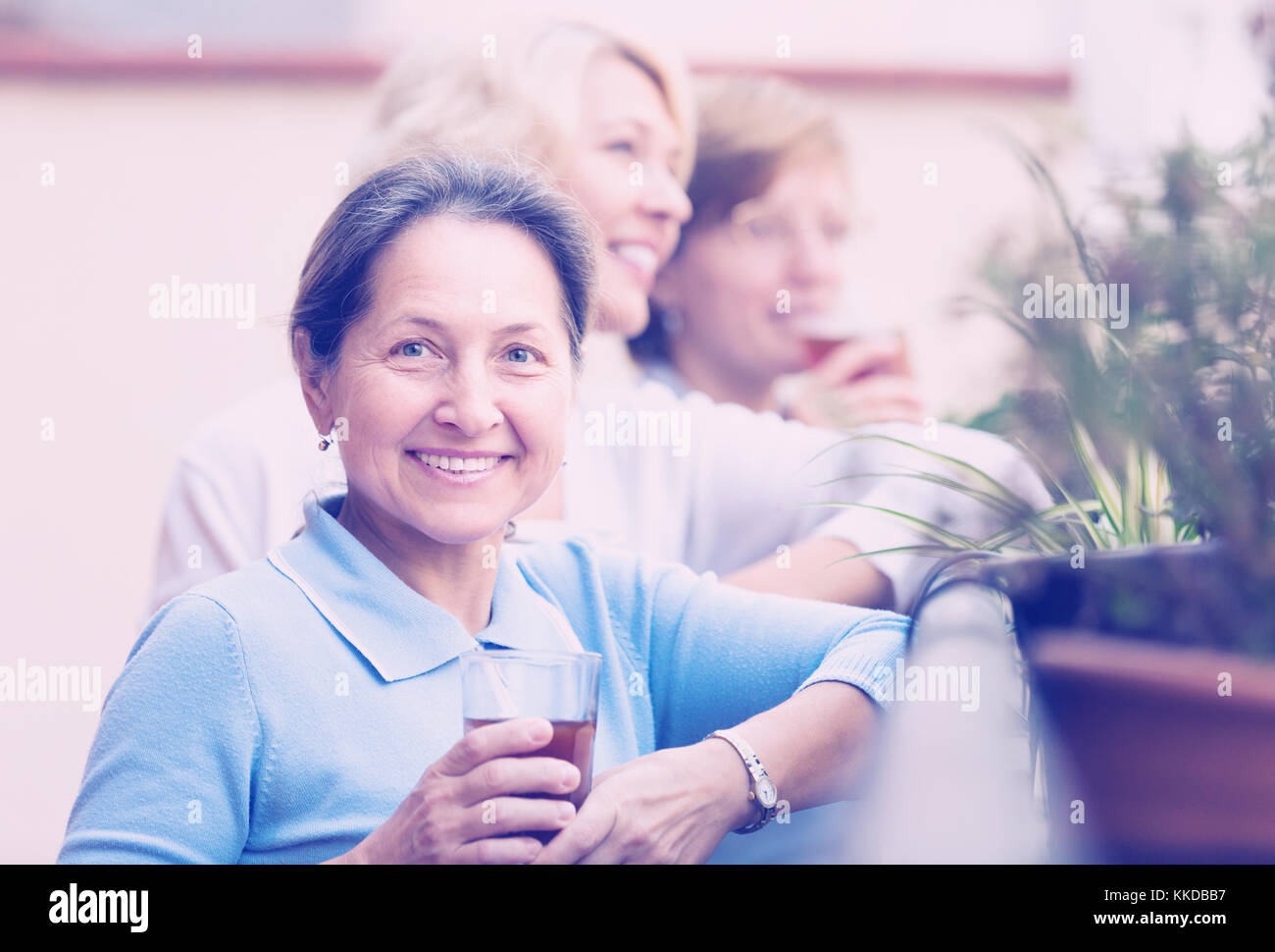 Three old women drinking tea hi-res stock photography and images - Alamy