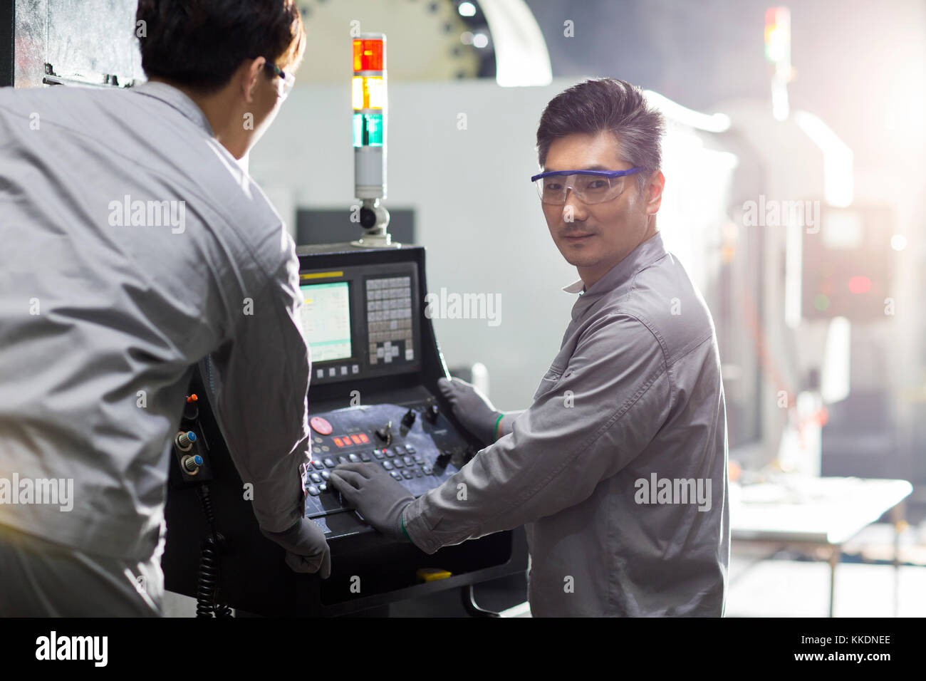 Chinese engineers hi-res stock photography and images - Alamy