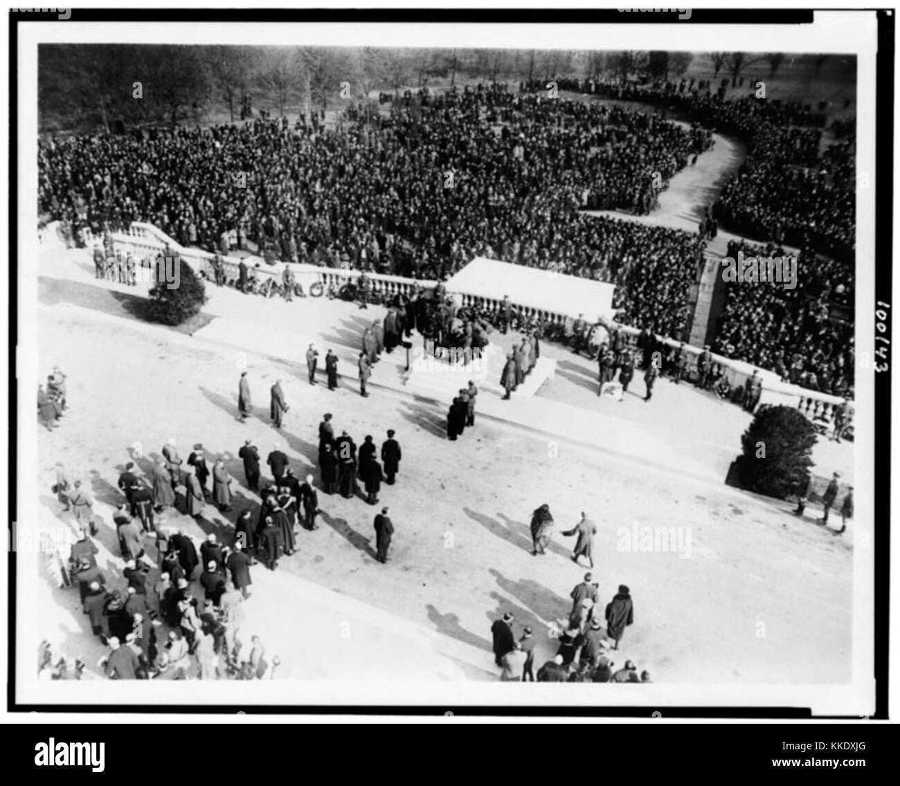 Crowd mourning the dead hi-res stock photography and images - Alamy