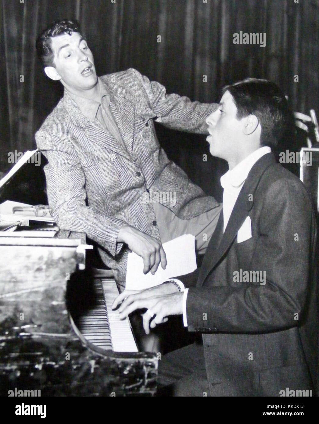 Dean martin jerry lewis 1950s hi-res stock photography and images - Alamy