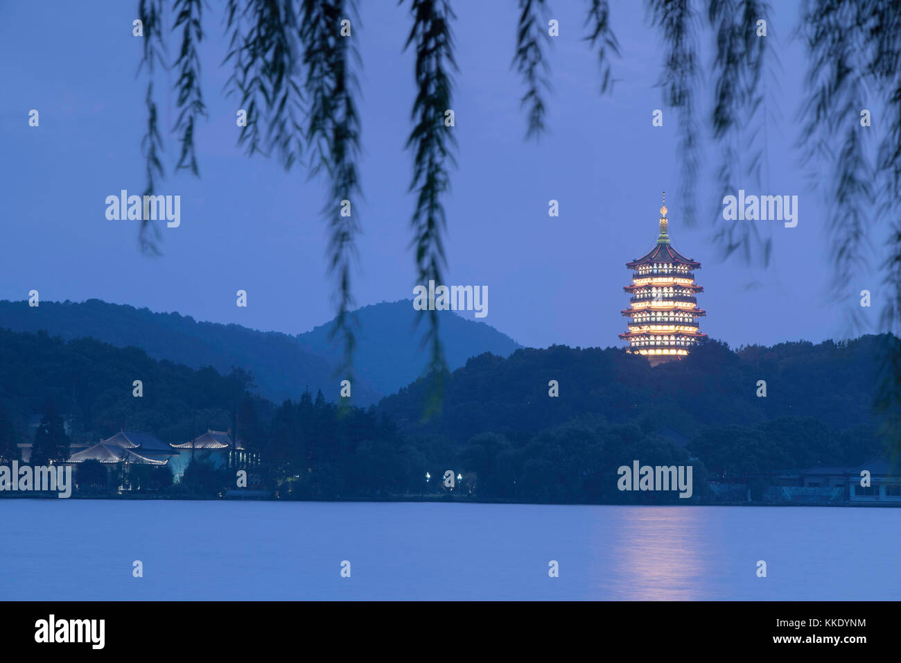 Leifeng Pagoda at dusk, West Lake (UNESCO World Heritage Site ...