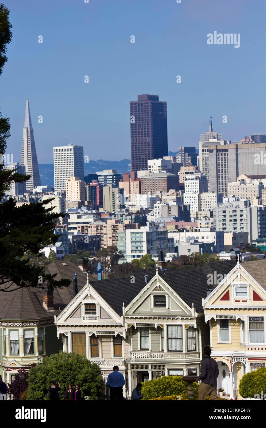 SAN FRANCISCO, USA - AUG 13 2013: Alamo square and the Painted Ladies ...