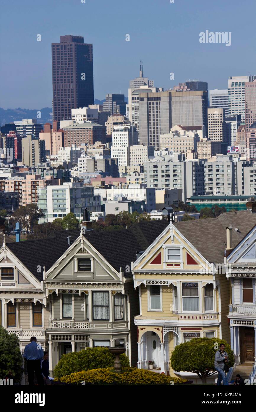 SAN FRANCISCO, USA - AUG 13 2013: Alamo square and the Painted Ladies ...