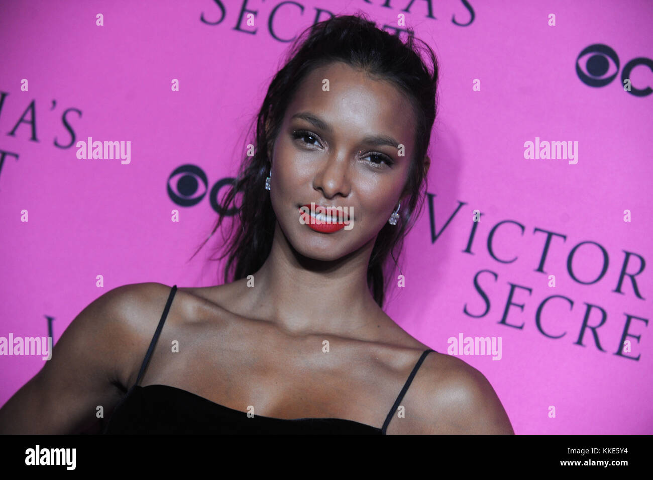 NEW YORK, NY - NOVEMBER 28: Lais Ribeiro attends the 2017 Victoria's ...