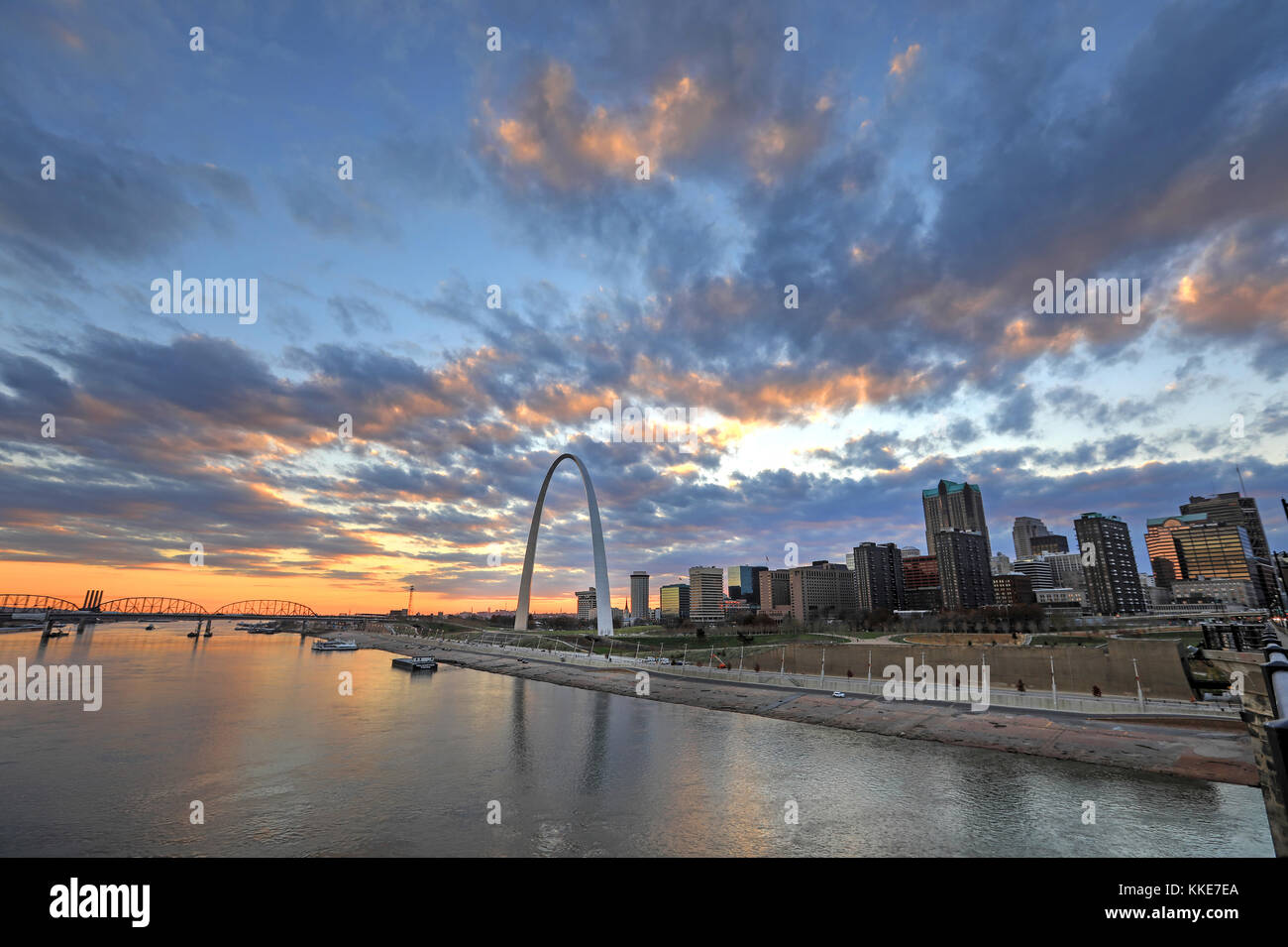 St louis missouri arch bridge hi-res stock photography and images - Alamy