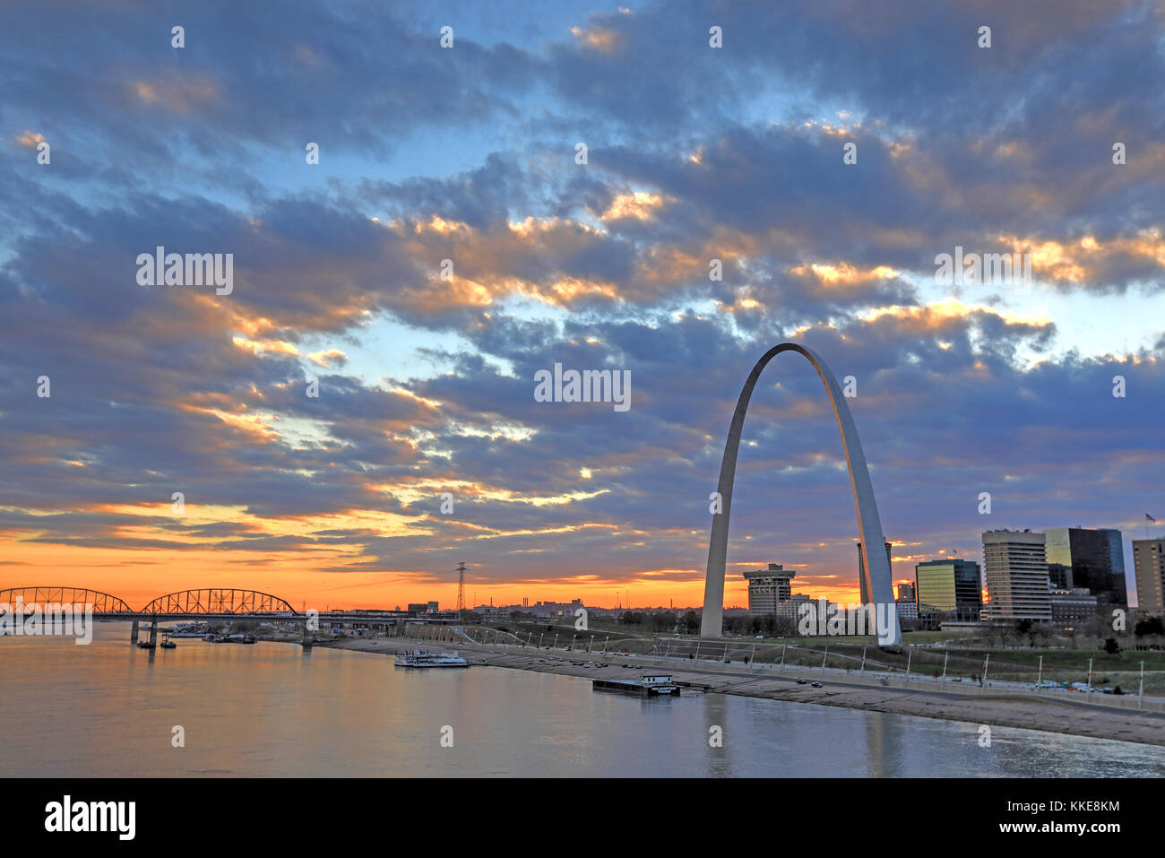 St louis missouri arch bridge hi-res stock photography and images - Alamy