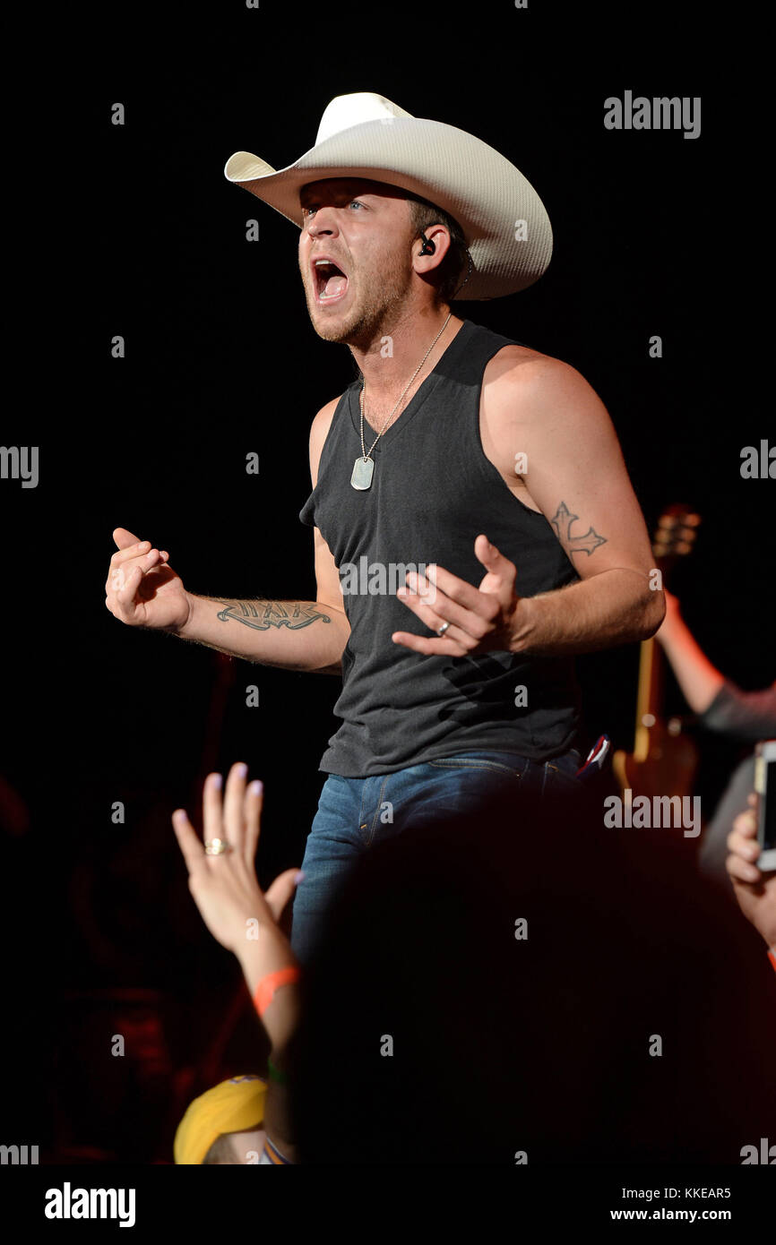WEST PALM BEACH, FL - OCTOBER 03: Justin Moore performs at The Perfect ...