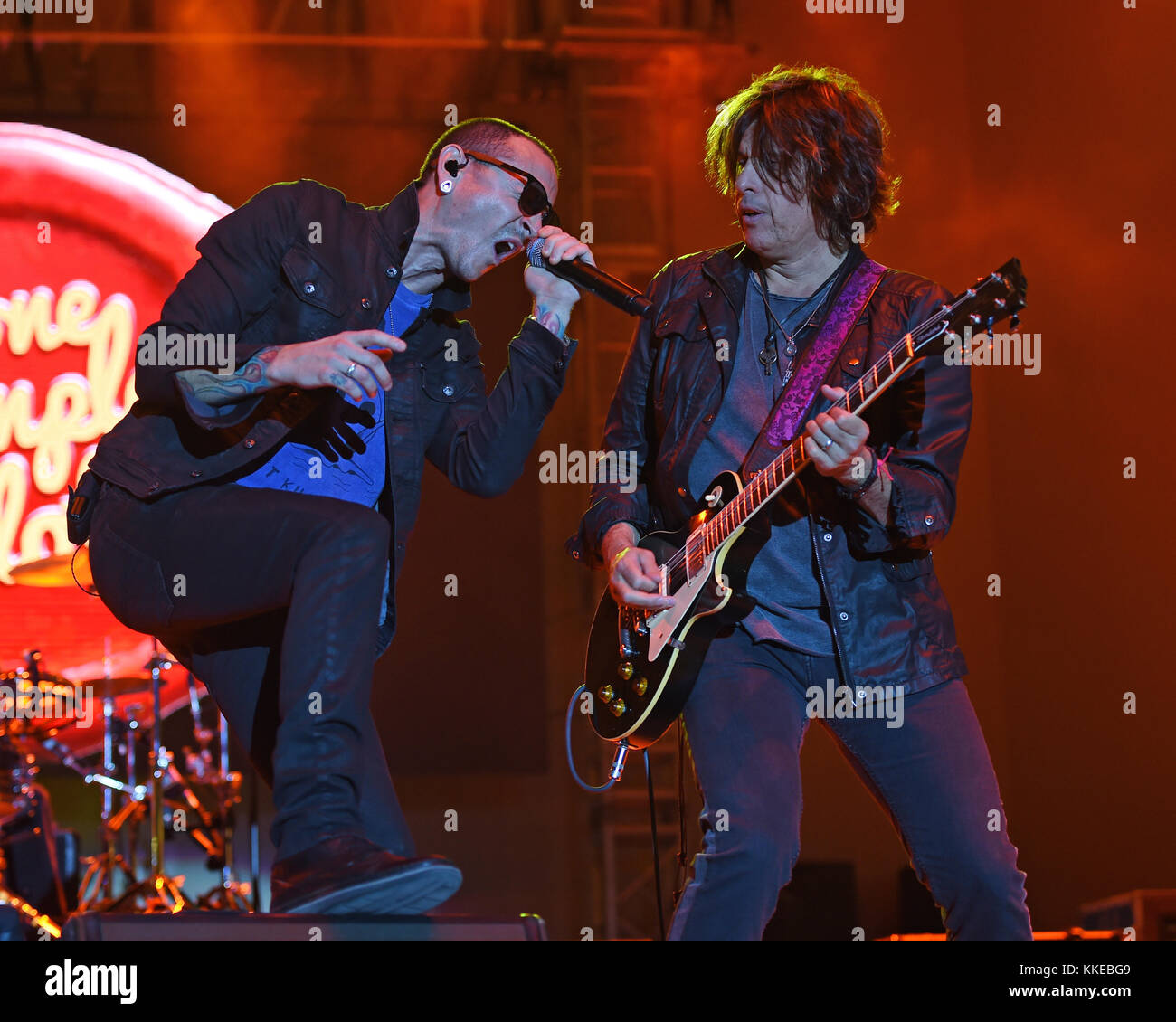 Chester bennington dean deleo hi-res stock photography and images - Alamy