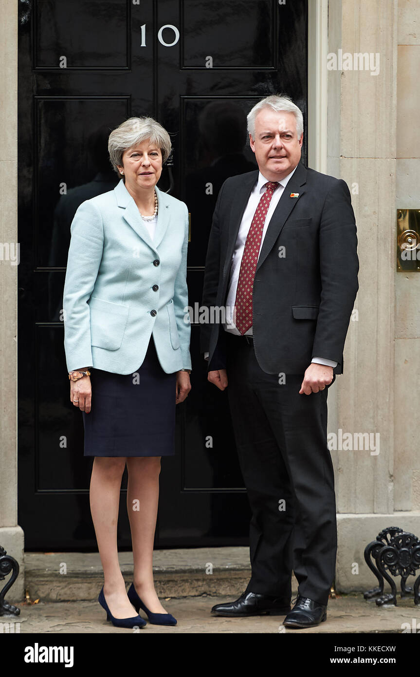 Theresa May greets First Minister of Wales Carwyn Jones at 10 Downing ...