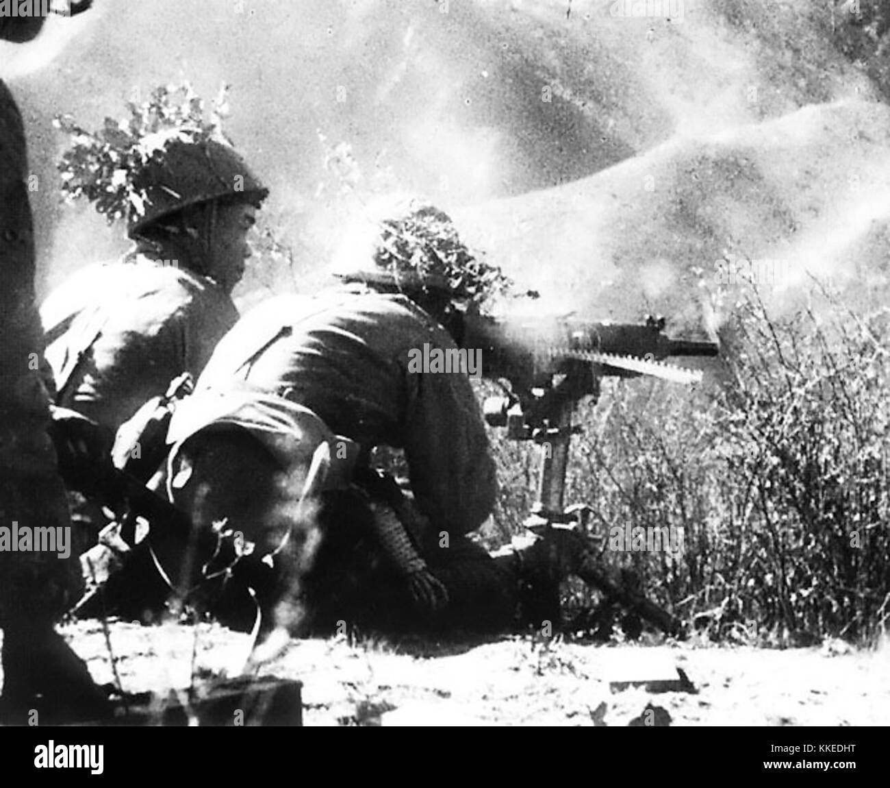 Japanese troops firing a heavy machine gun Stock Photo - Alamy