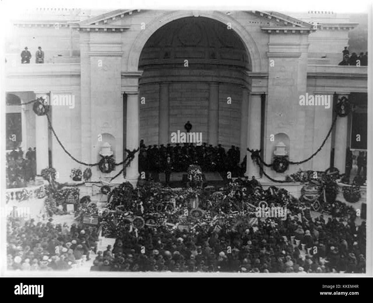 Army soldier in combat Black and White Stock Photos & Images - Alamy