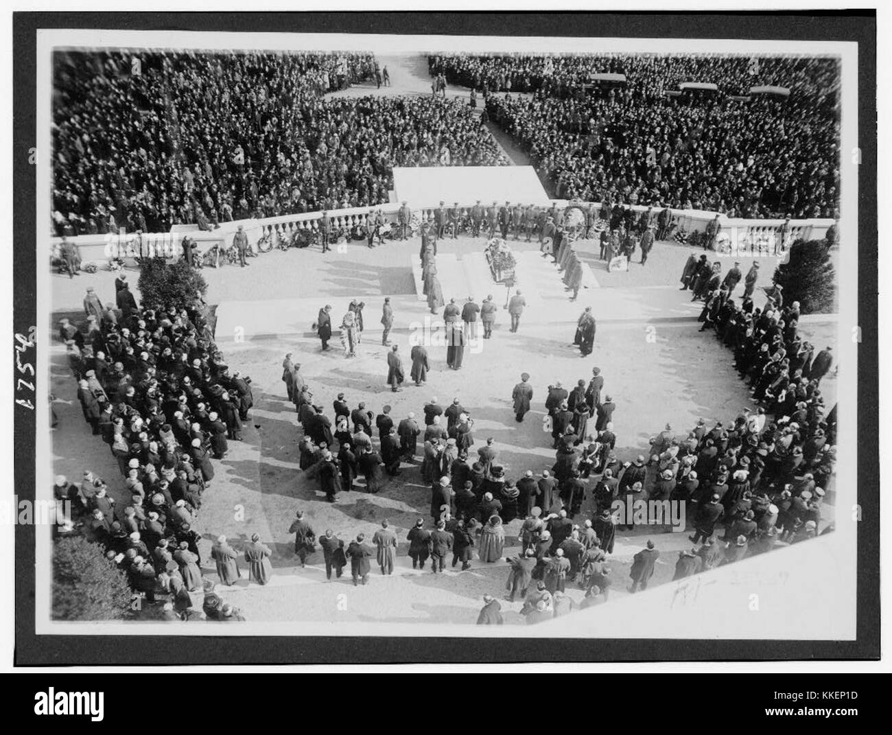 This image captures a crowd attending the burial ceremony of the ...