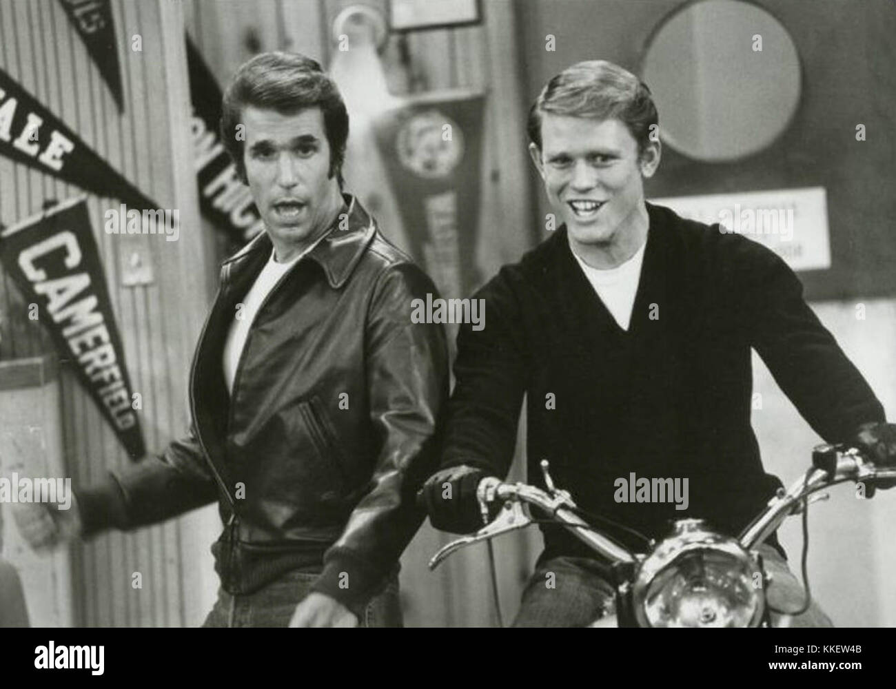 The 1977 image of Richie Cunningham and Fonzie from the iconic ...