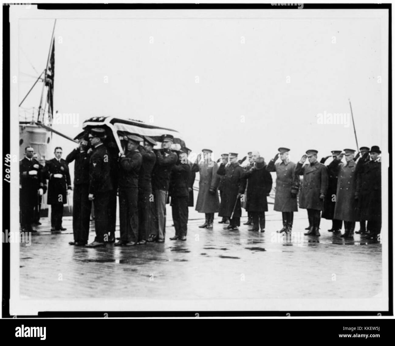 Soldiers gathered around Black and White Stock Photos & Images - Alamy