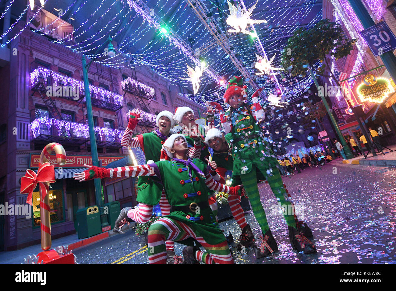 Singapore. 30th Nov, 2017. Actors dressed as elves pose for a photo at ...