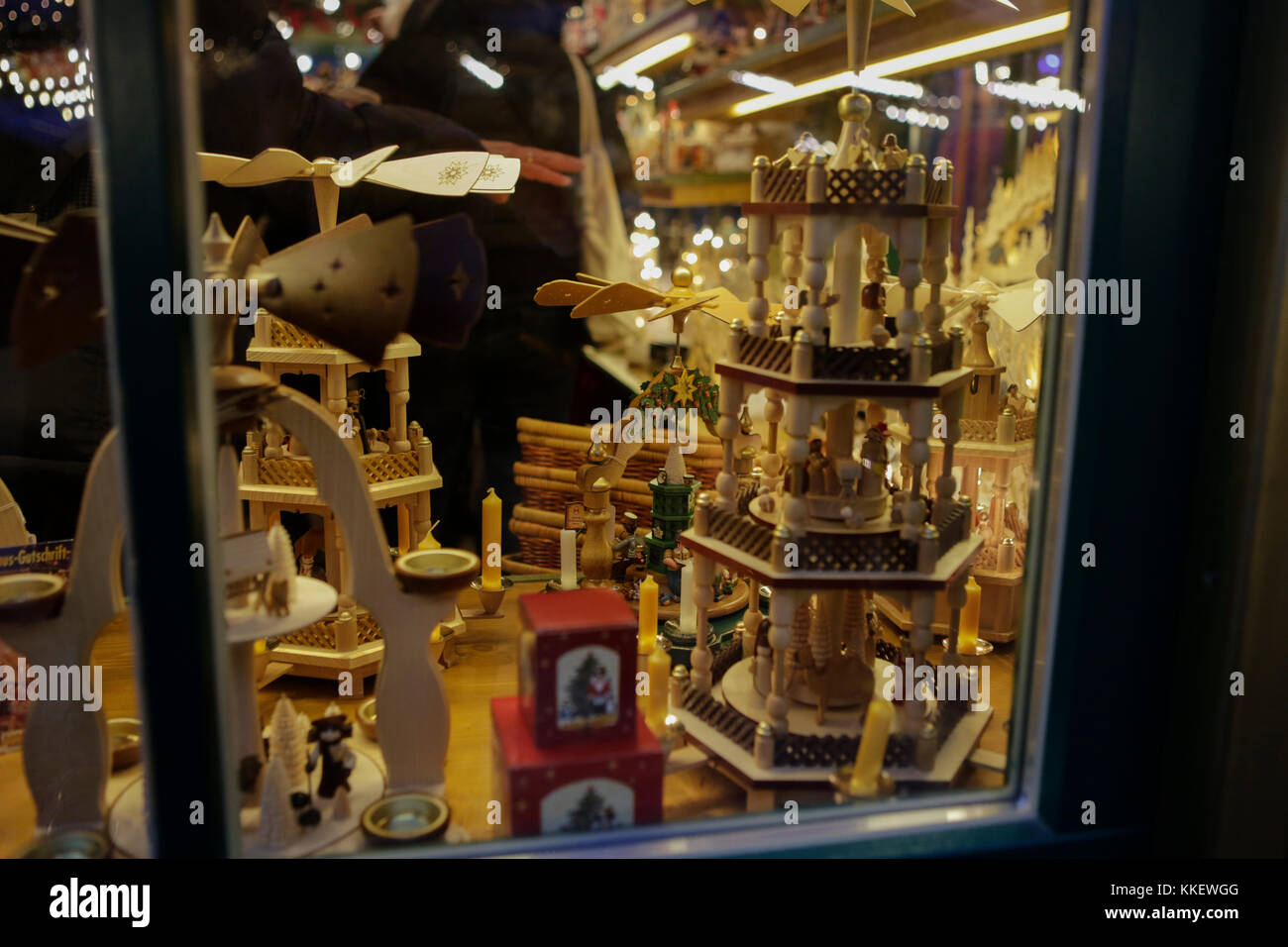 Mainz, Germany. 30th November 2017. The stall sells Christmas pyramids ...