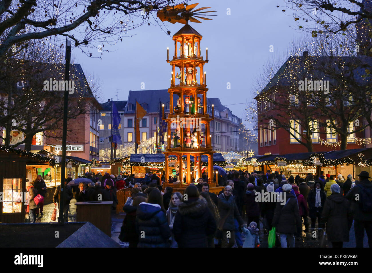 Mainz, Germany. 30th November 2017. People stand around the 11m high ...