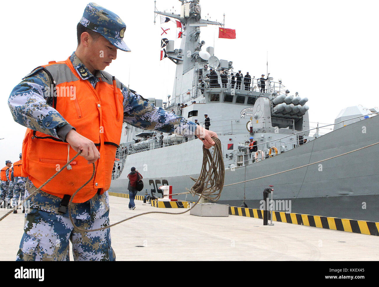 Shanghai. 30th Nov, 2017. A Chinese navy soldier helps anchor a frigate ...