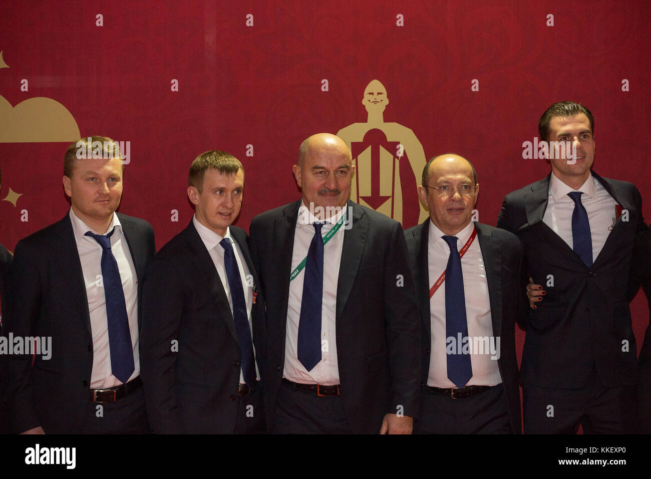 Moscow, Russia. 1st Dec, 2017. Russia coach Stanislav Cherchesov (C ...