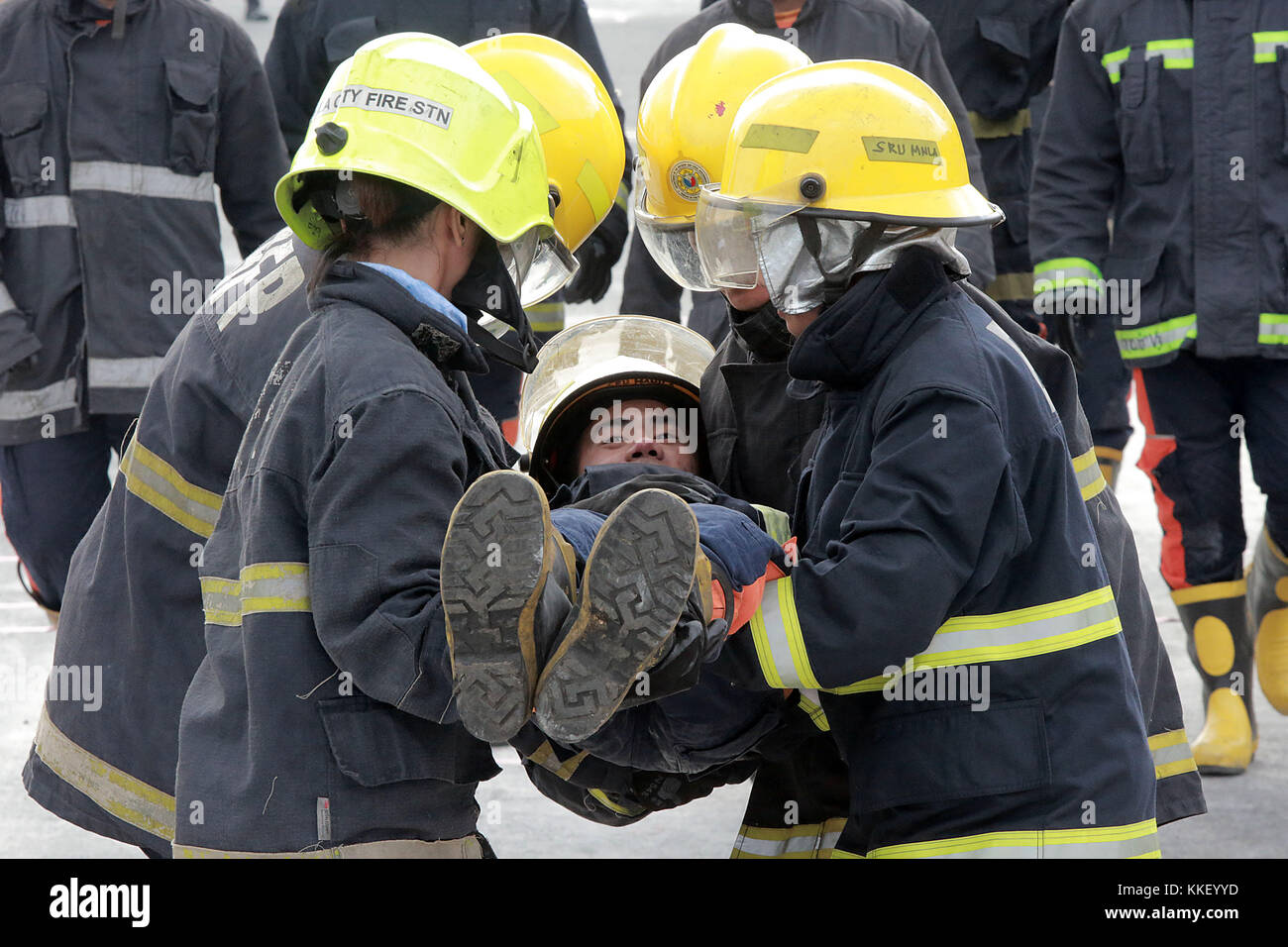 Manila, Philippines. 2nd Dec, 2017. Firefighters carry their colleague ...
