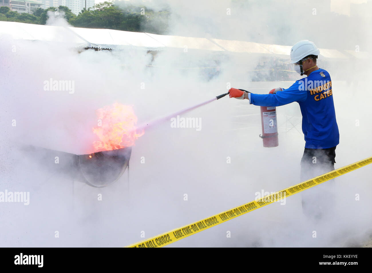 Manila, Philippines. 2nd Dec, 2017. A firefighter extinguishes a fire ...