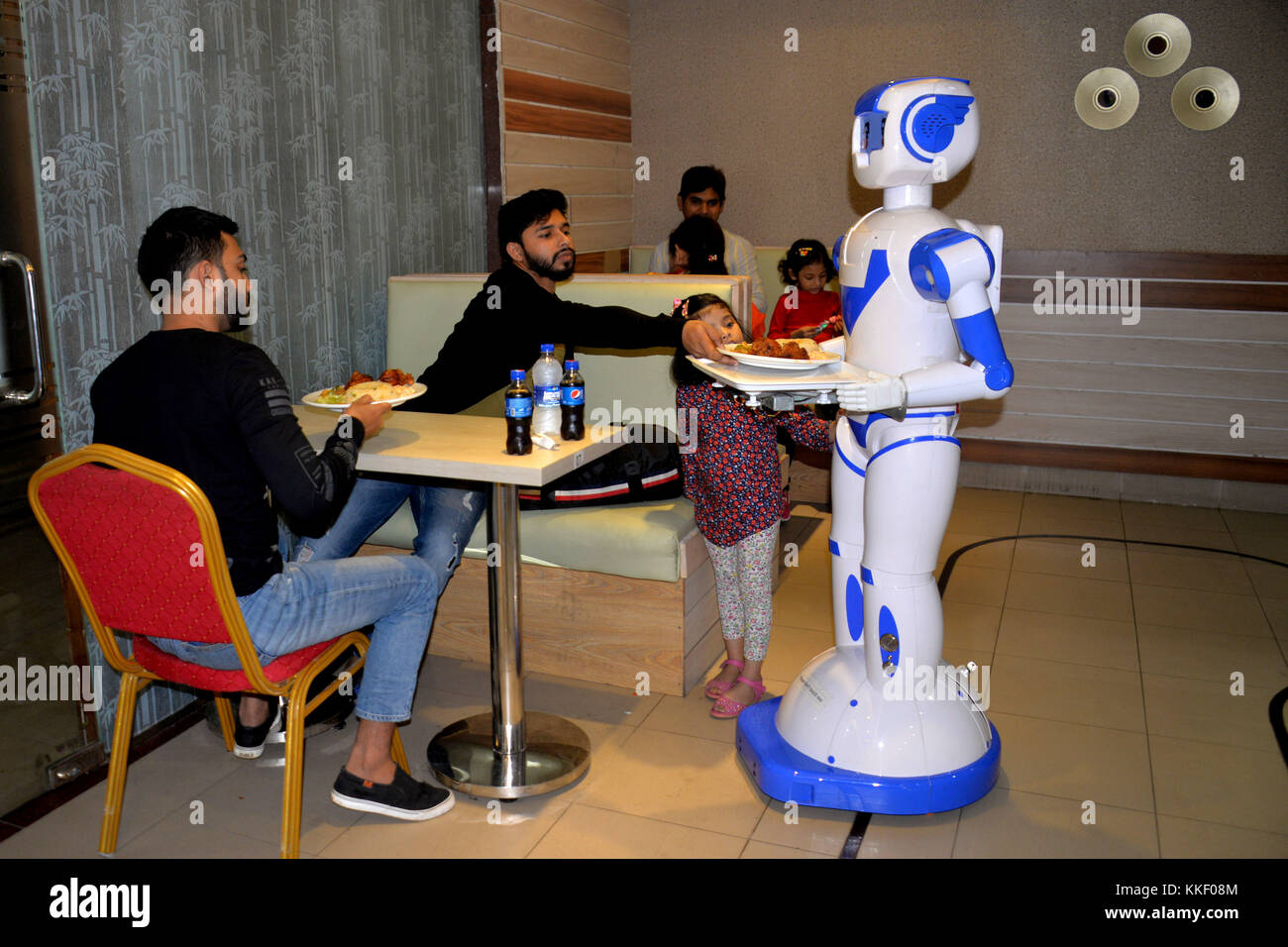 (171202) -- DHAKA, Dec. 2, 2017 (Xinhua) -- A robot waiter, produced by ...